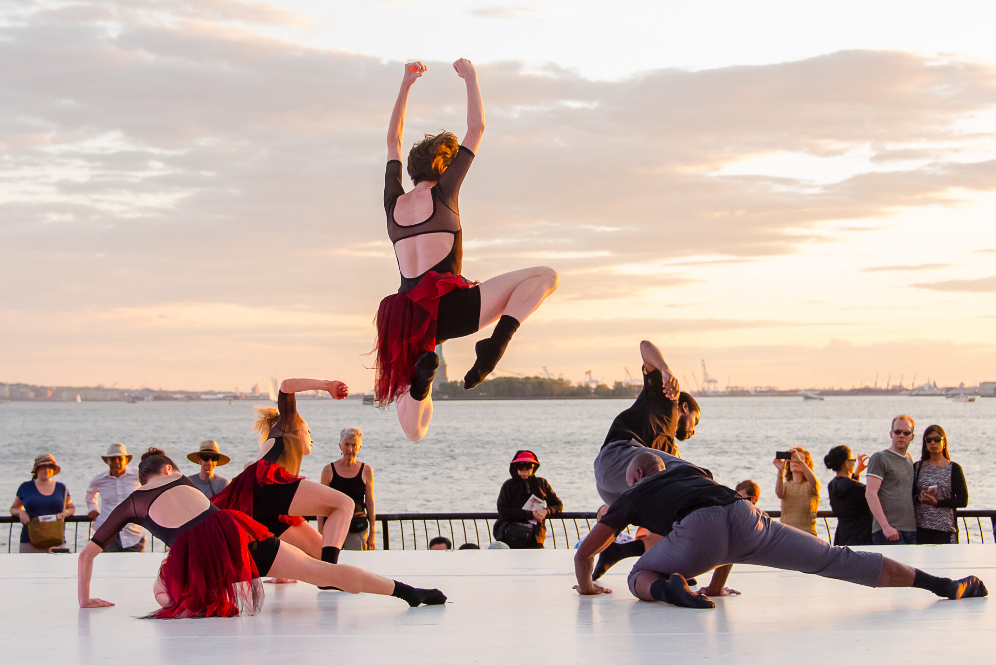 El mundo baila en Manhattan: Battery Dance Festival 2025 - Latinos En Nueva York